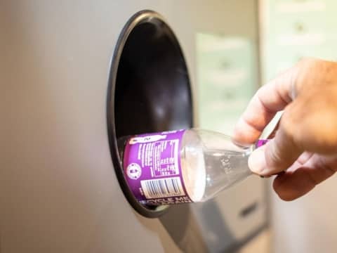 Vanaf 1 juli statiegeld op kleine plastic flessen – KIDV